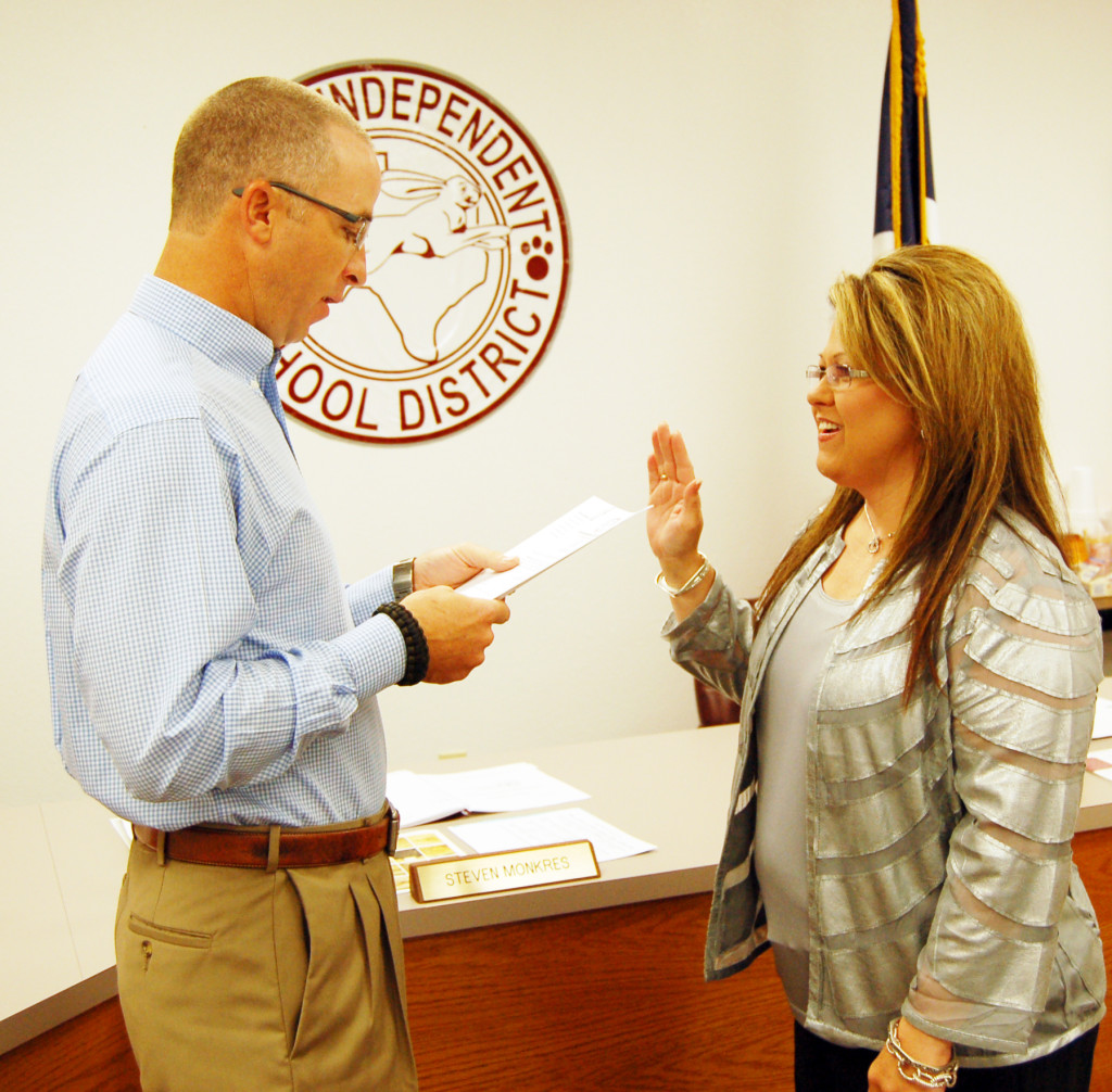 New Bowie ISD Trustee takes oath – Bowie News
