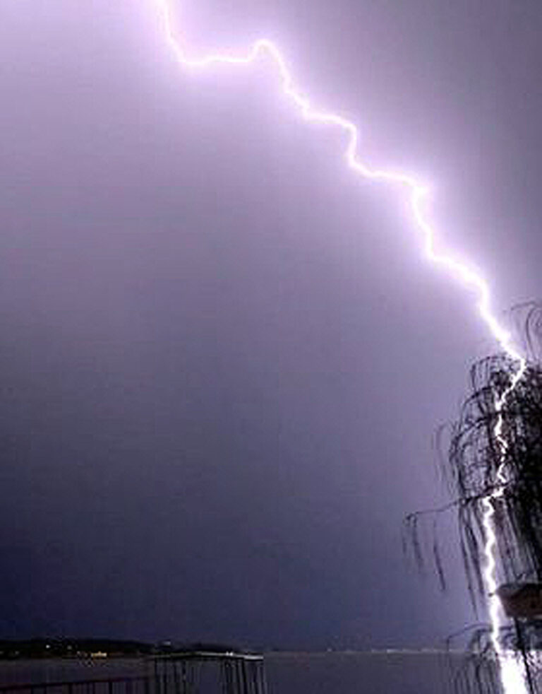 Photographer captures lightning strike at Lake Nocona – Bowie News