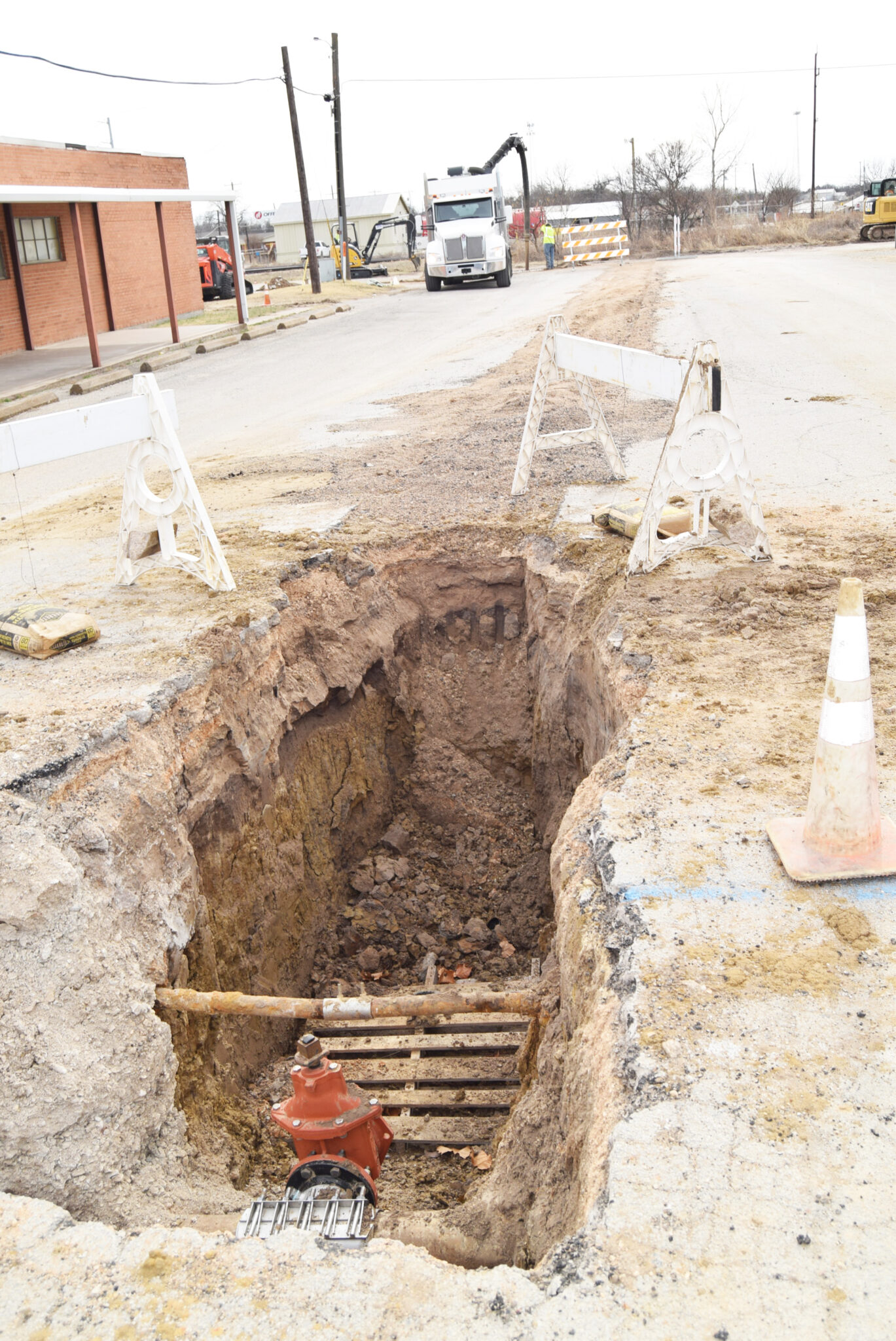 City crew resumes work on laying new water line downtown – Bowie News